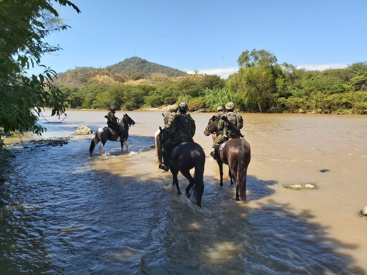 FUERZAS ARMADAS VIGILAN FRONTERA EN EL CANTÓN MACARÁ POR TIERRA Y AIRE ...